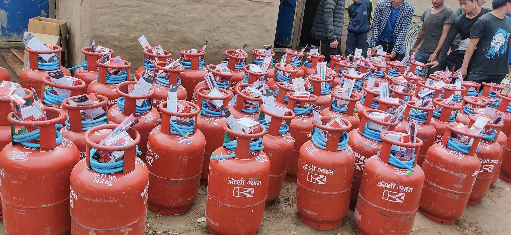 Nepali Portalमैवाखोलाका पहिरो पीडितलाई ग्याससहित किचन सामग्री वितरण ...